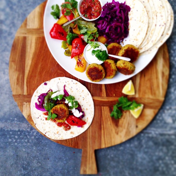 Falafel Wrap met Gegrilde Groente, Homemade Salsa, Rode Kool en Whipped ...