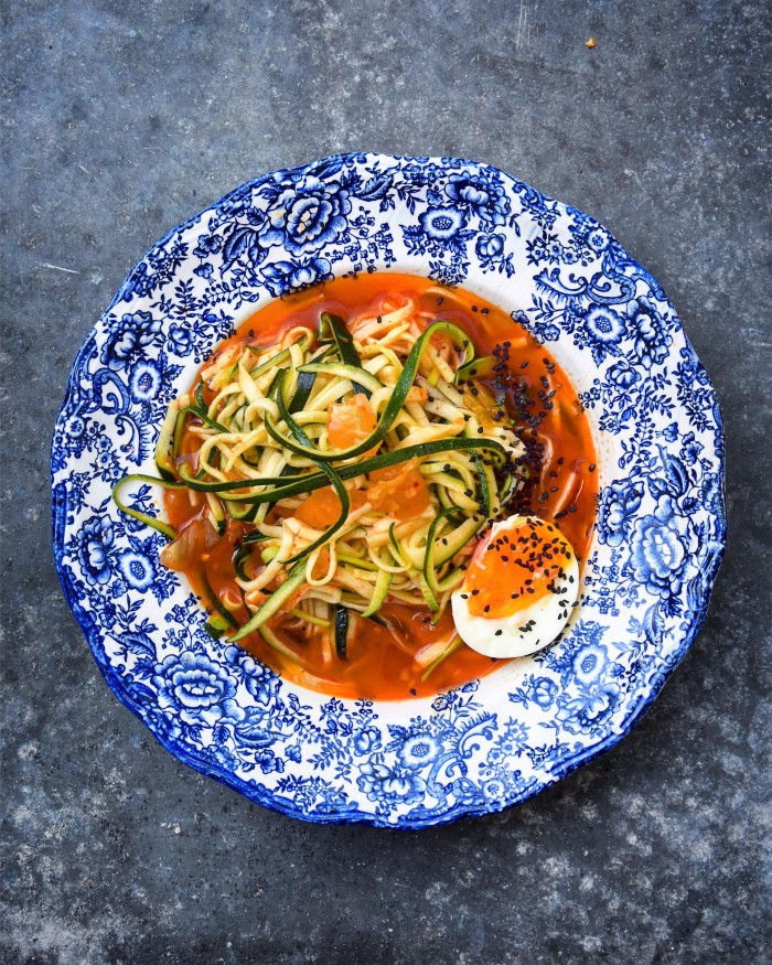 15 minutes: Zucchini Kimchi Noodles - FoodDeco.nl